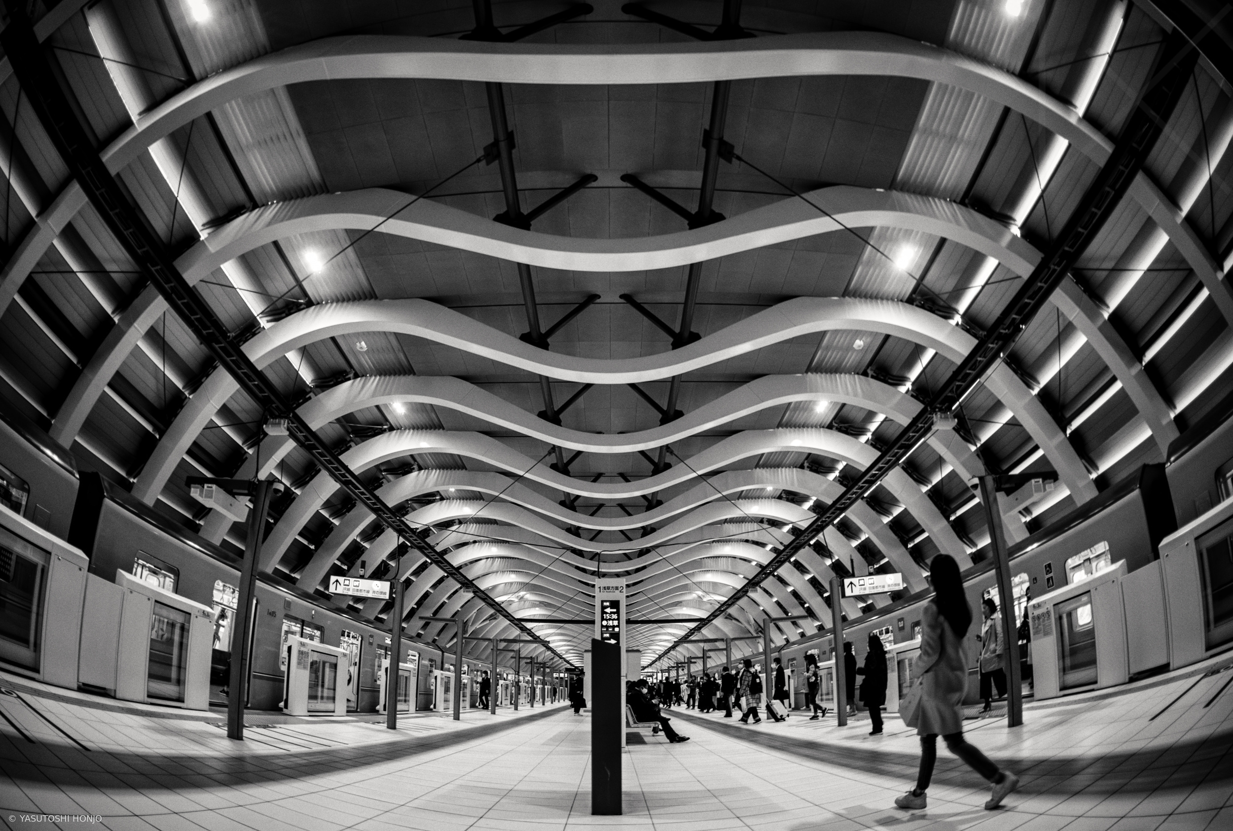 M-shaped arch by YASUTOSHI HONJO