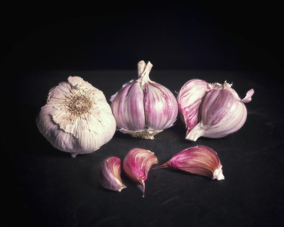 Purple garlic by Lucia Gamez
