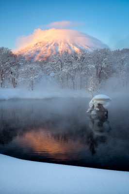 Ezo Fuji shining in the morning sun by yuusei nagahata