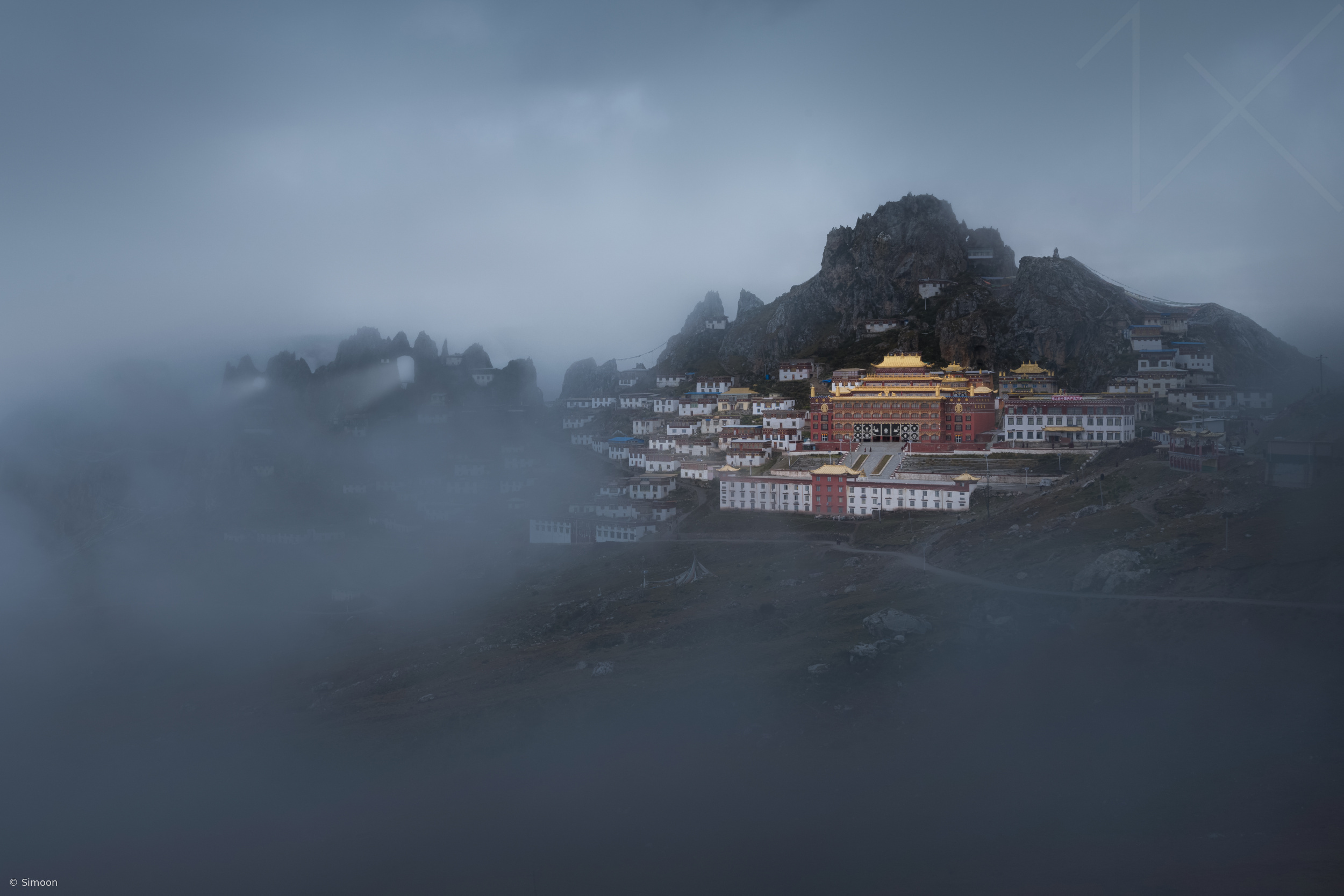 Zizhu Temple in the thick fog by Simoon