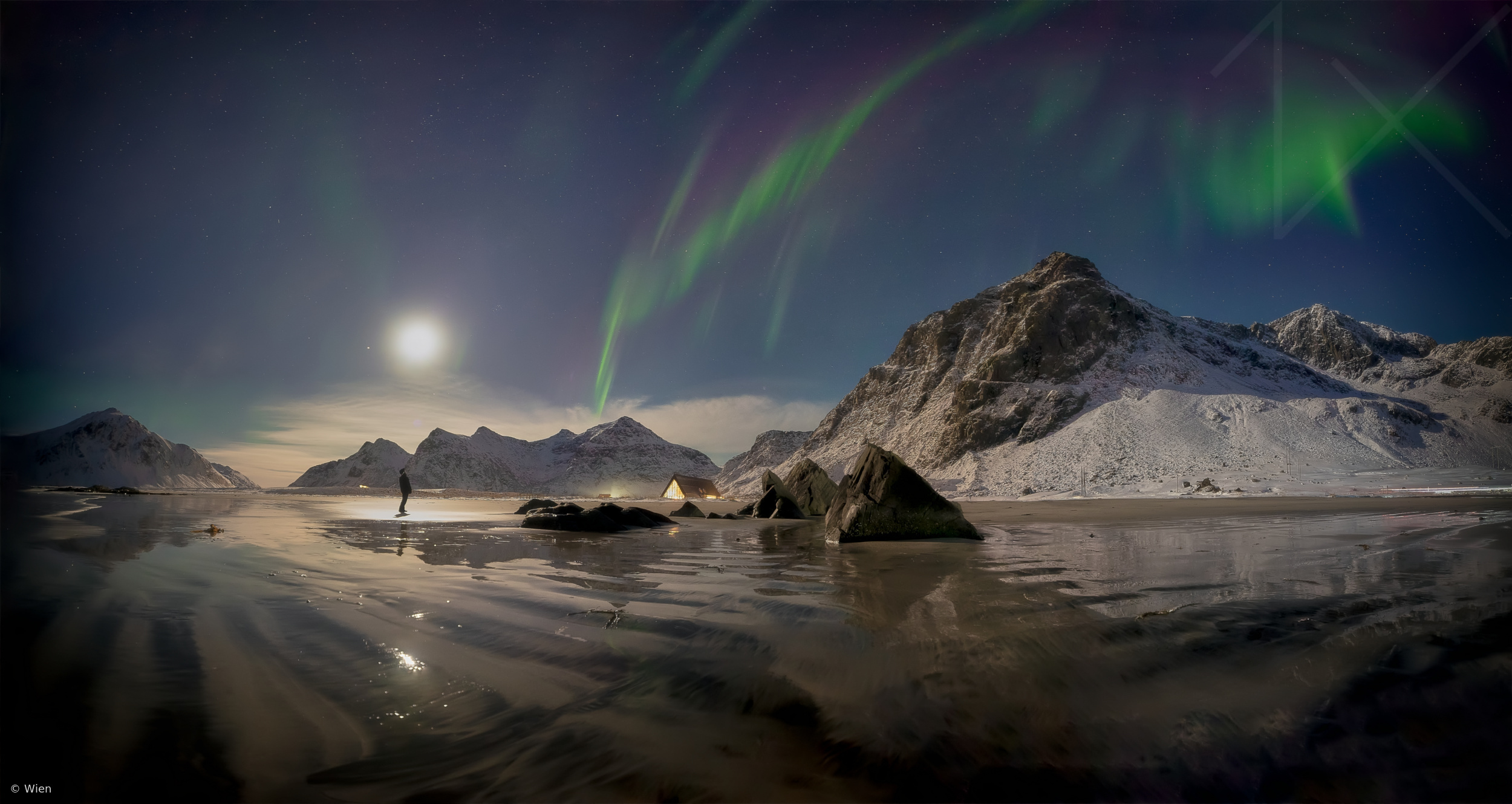 Norwegian night lights by Wien