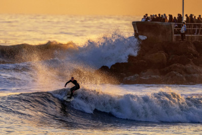 surfing by Fengying Long