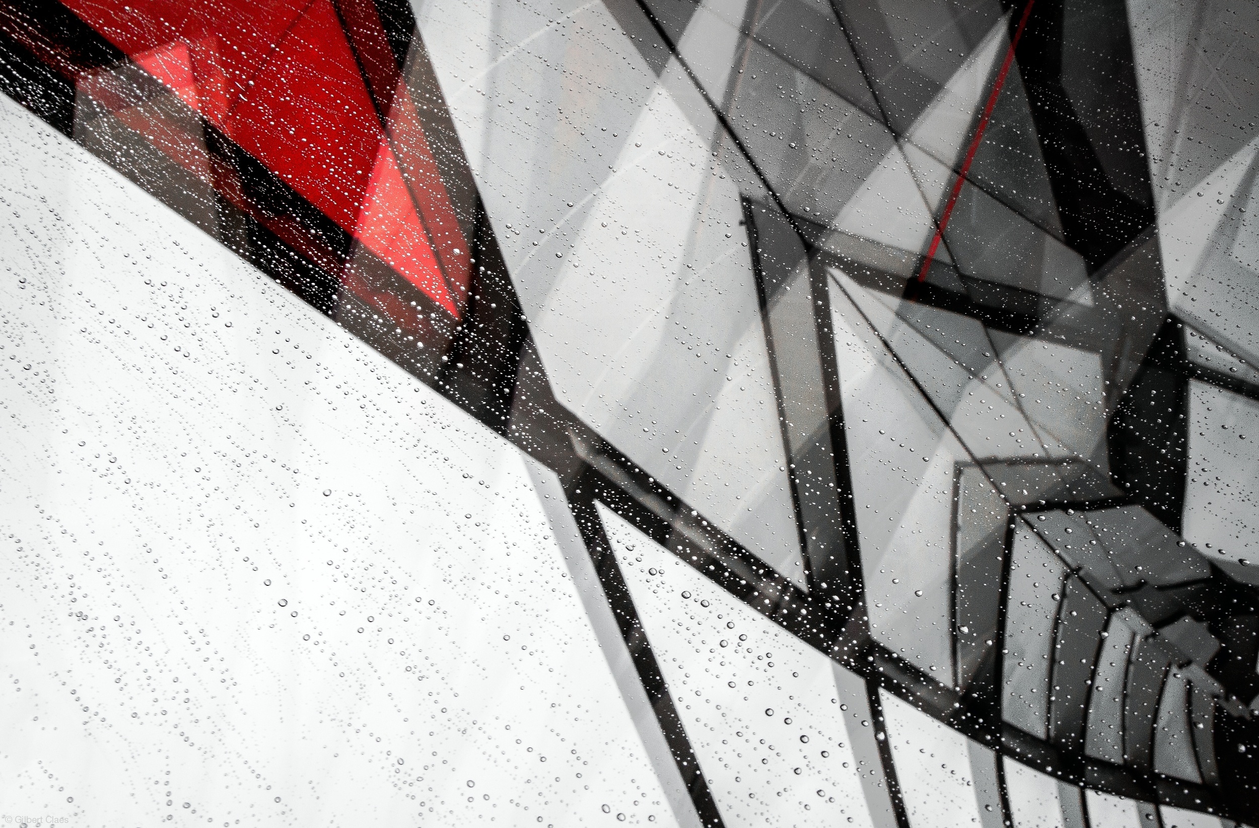 Red triangle by Gilbert Claes