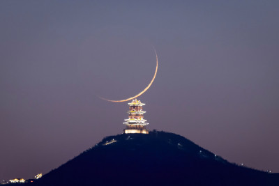 Dingdu Pavilion hanging moon by Kim Lee