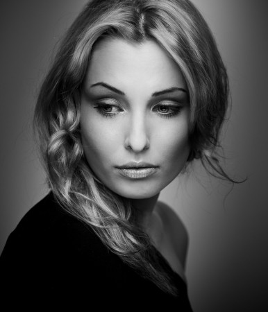 Turs out, she\'s too beautiful... by Marcin Wuu