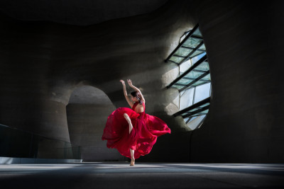 Dance for a cheerful moment by Songlin Xu