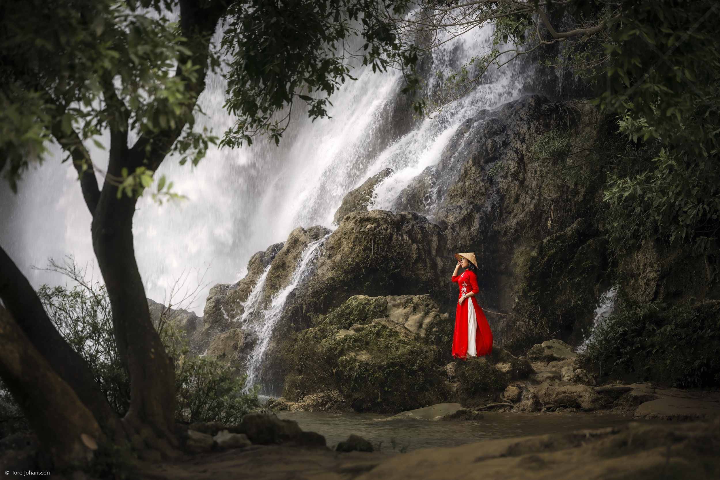 At the Ban Gioc waterfall by Tore Johansson